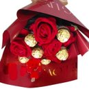 Buque de Rosas Eternas e Finos Bombons | Cestas Michelli